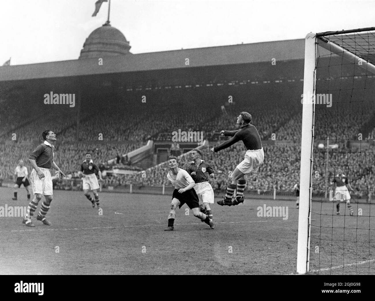 Sport football general play misc fa cup 1946 hi-res stock photography ...
