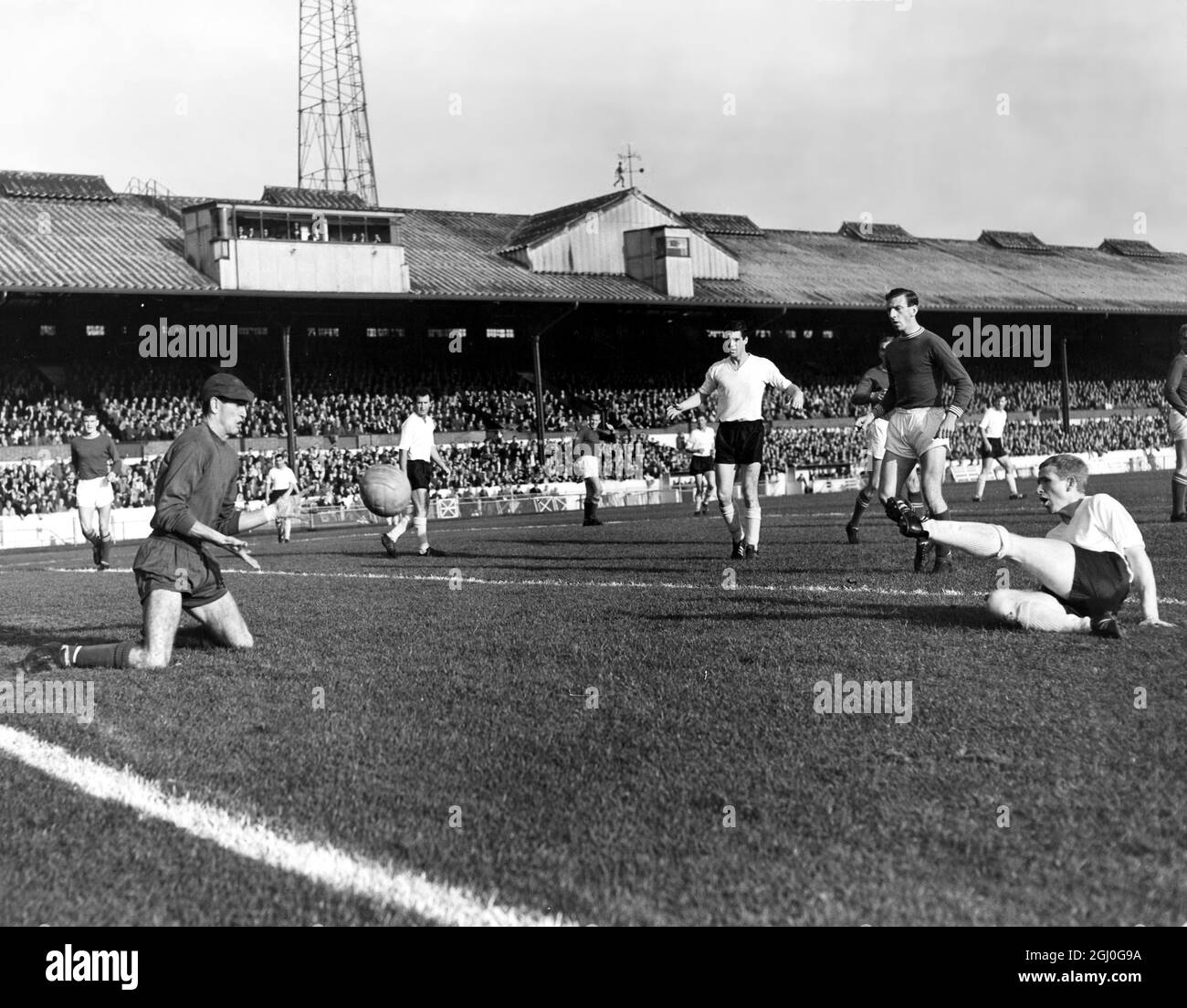 Chelsea goalkeeper hi-res stock photography and images - Alamy