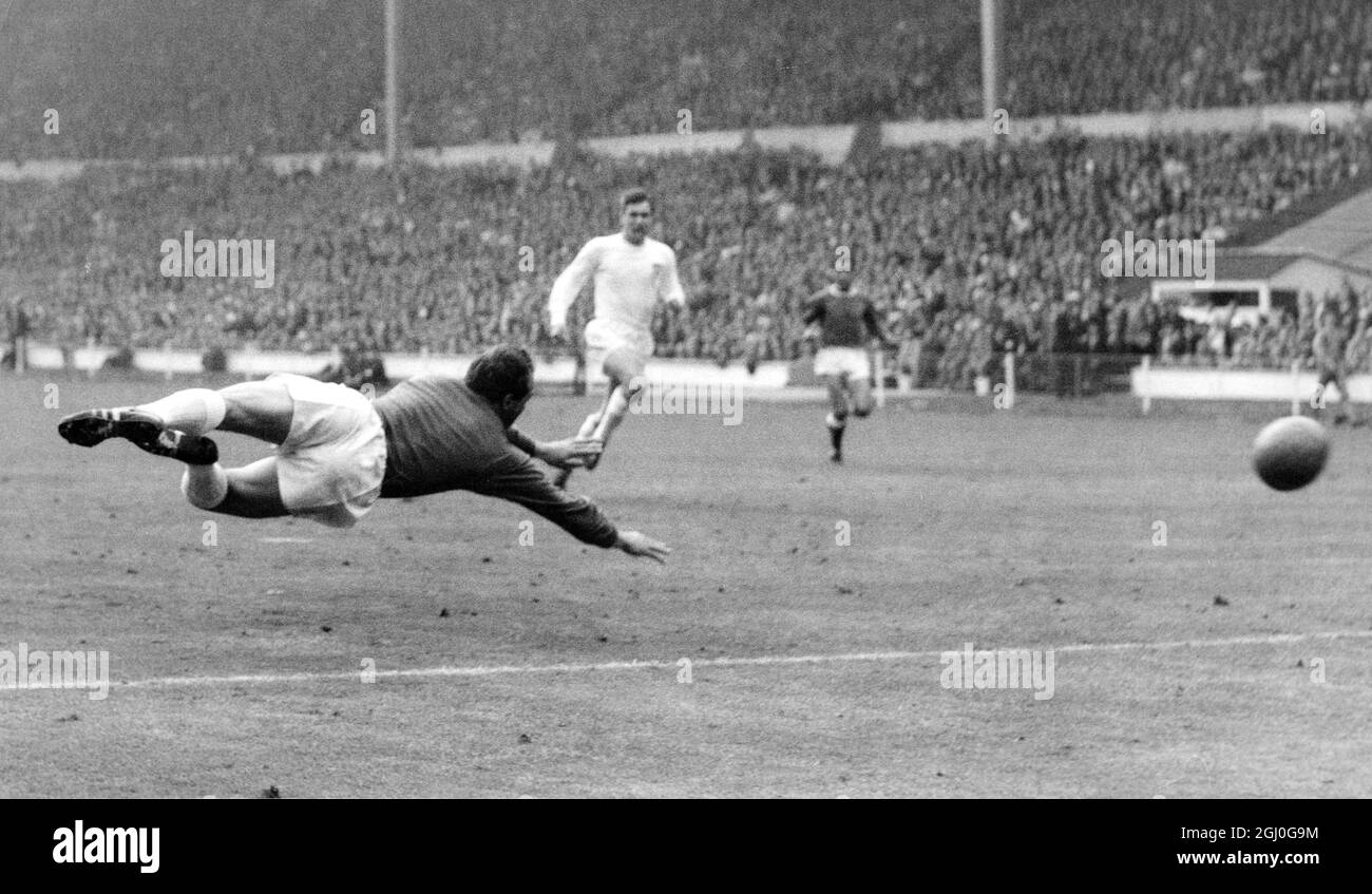 Fa cup final re play Black and White Stock Photos & Images - Alamy