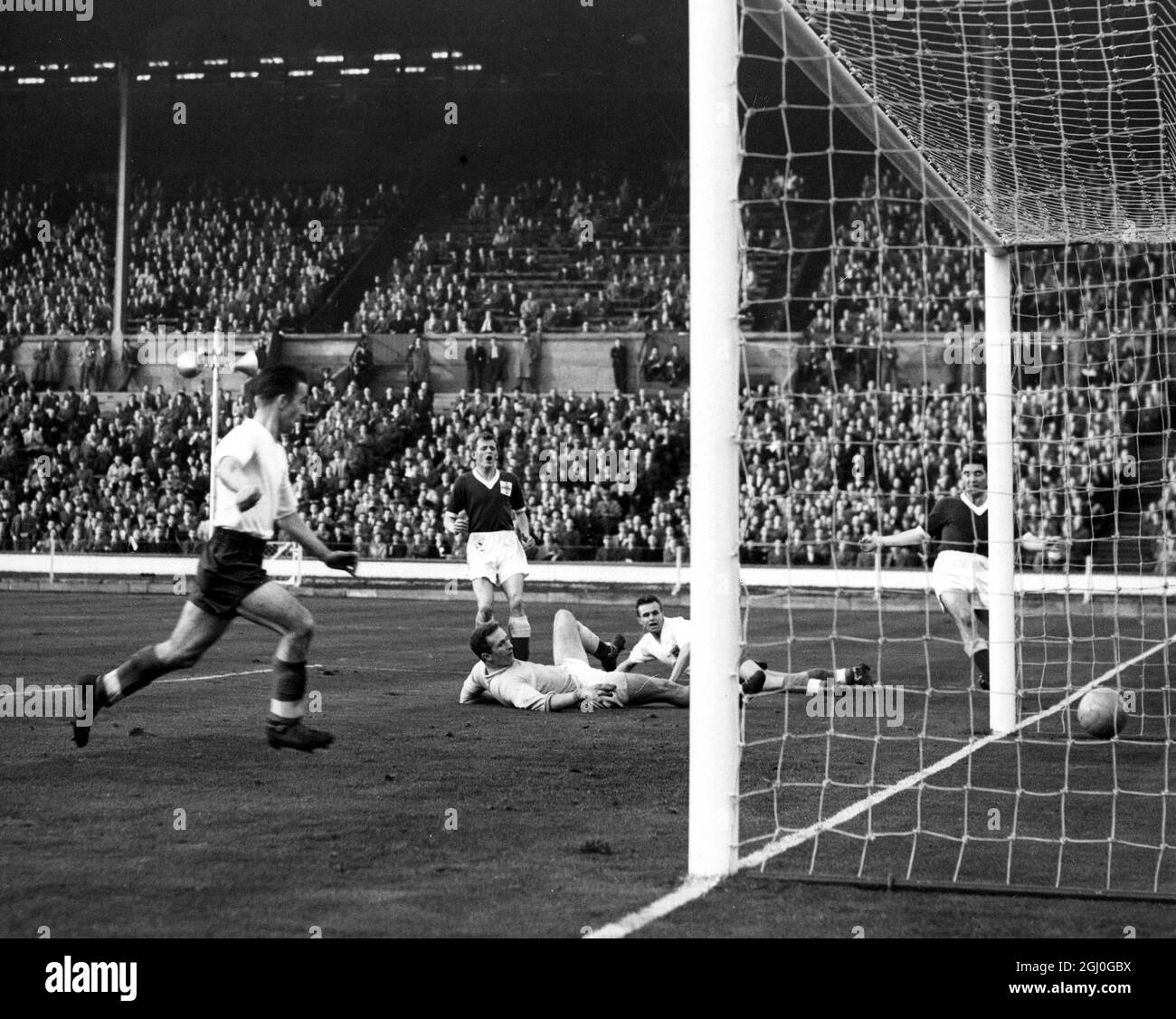 Irish international goalkeeper harry gregg hi-res stock photography and ...