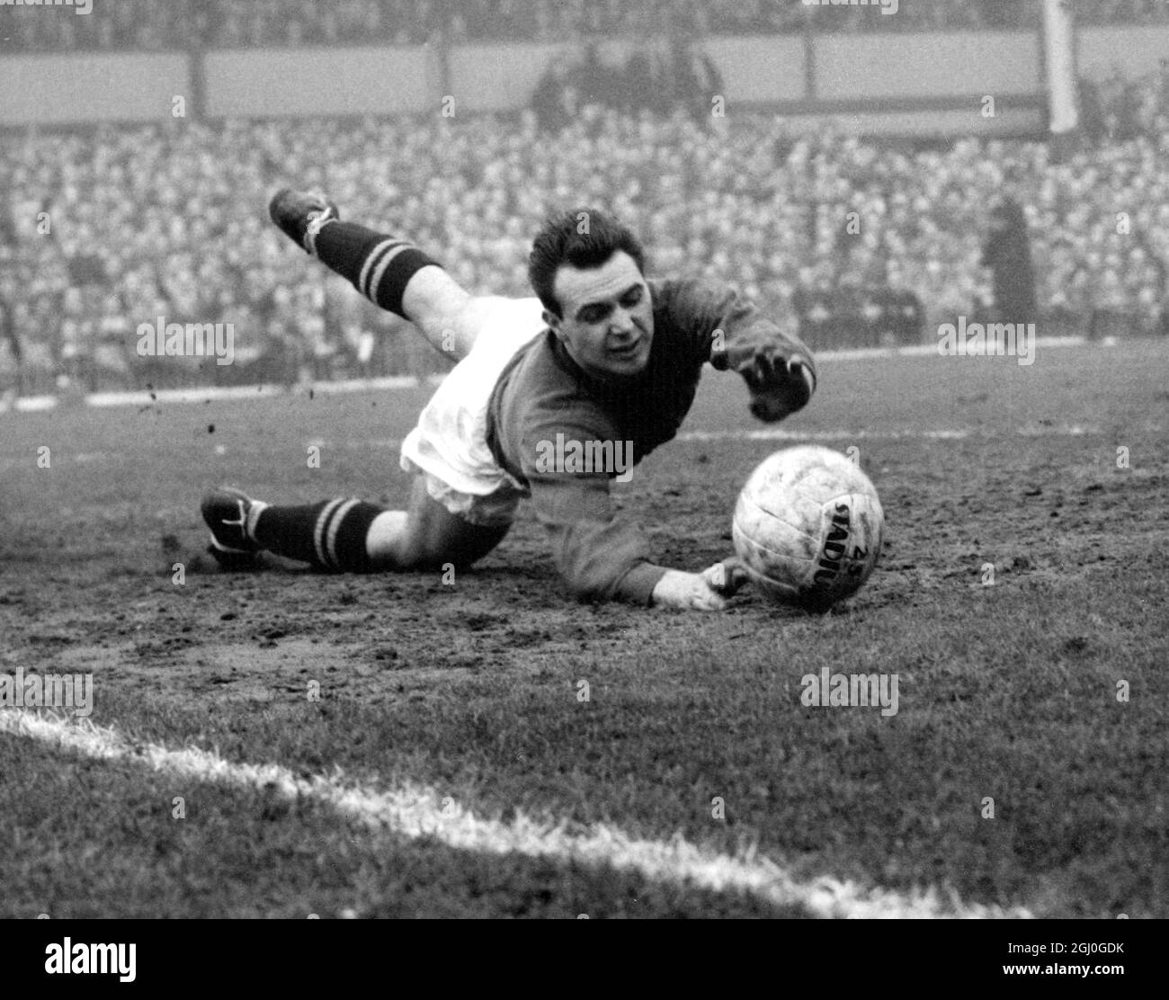 Spurs outside right hi-res stock photography and images - Alamy