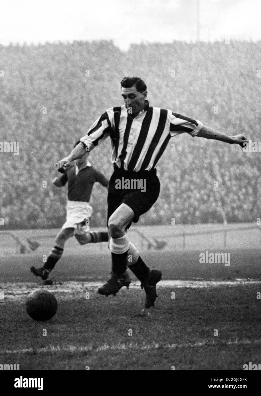 Tommy Walker of Newcastle United. 25th January 1951 Stock Photo - Alamy