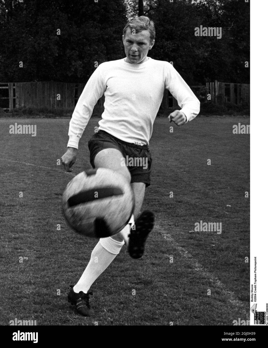 Bobby moore Black and White Stock Photos & Images - Alamy
