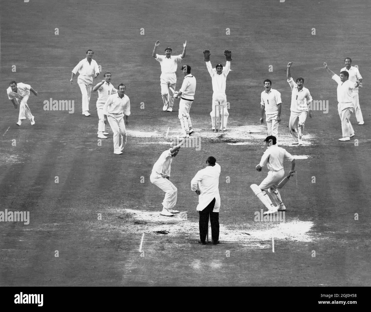 Colin cowdrey 1968 hi-res stock photography and images - Alamy
