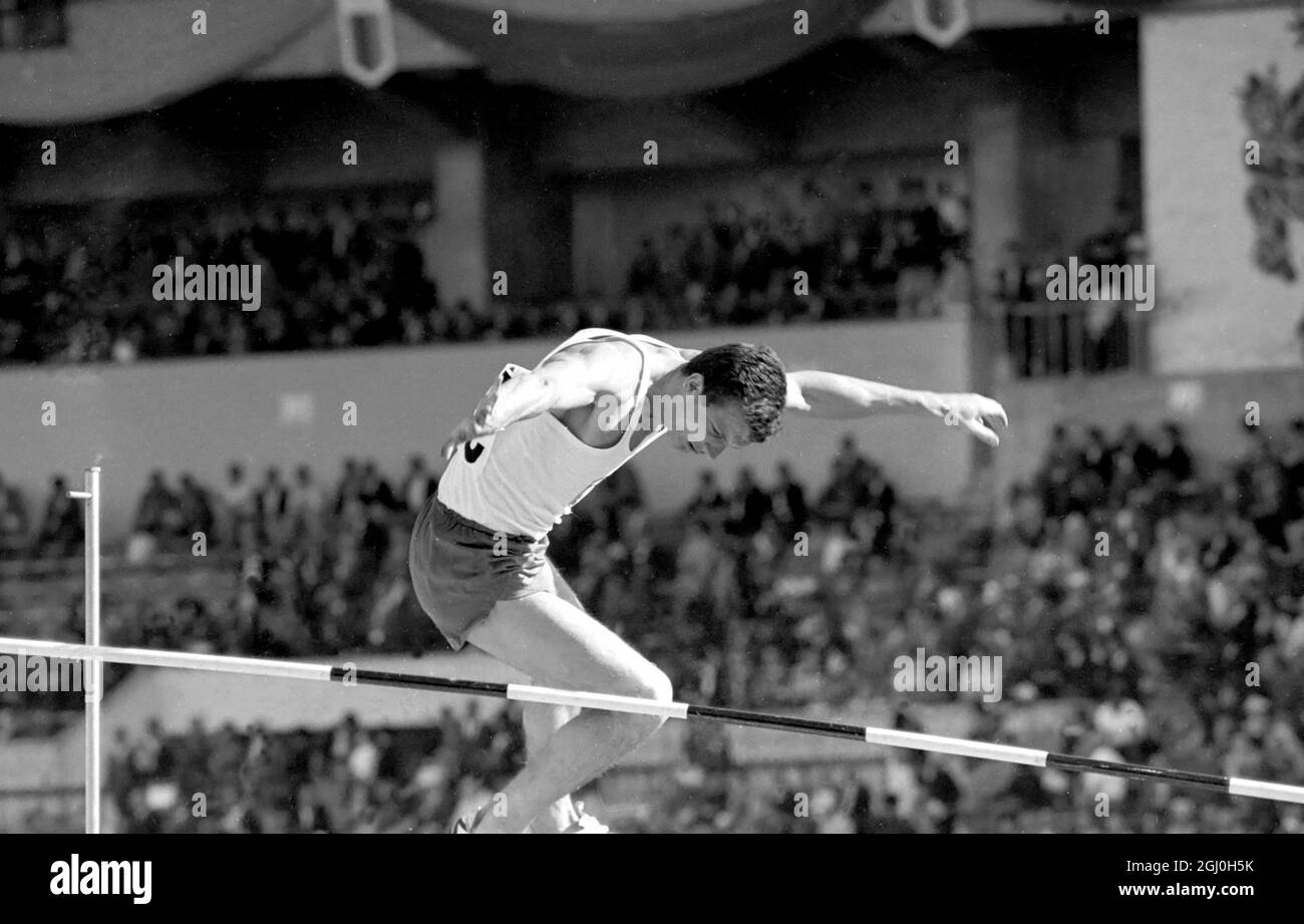 Mens pole vault hi-res stock photography and images - Alamy