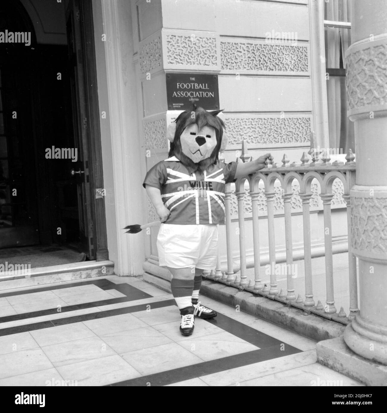 1966 world cup england mascot hi-res stock photography and images - Alamy
