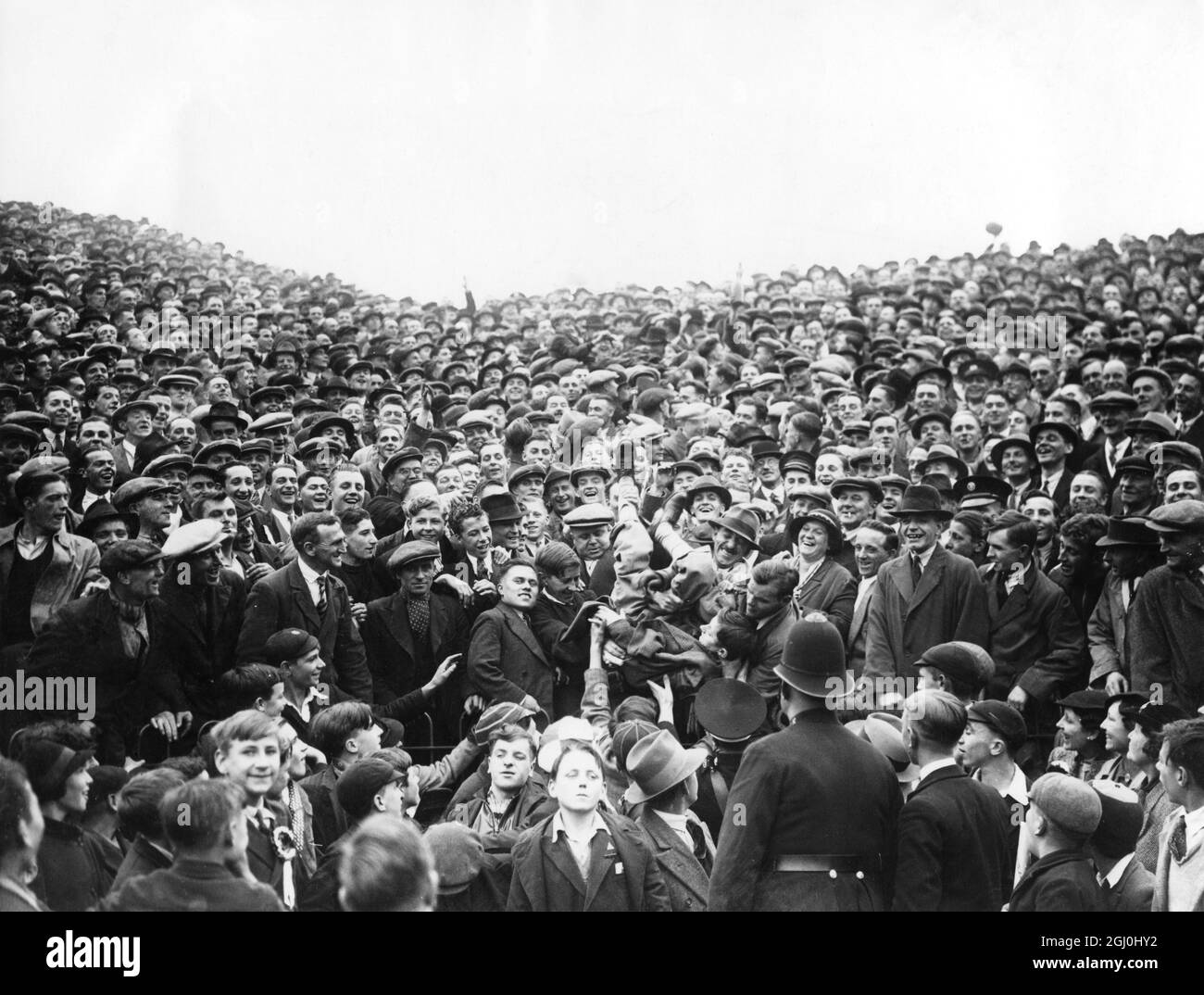 Football crowds hi-res stock photography and images - Alamy