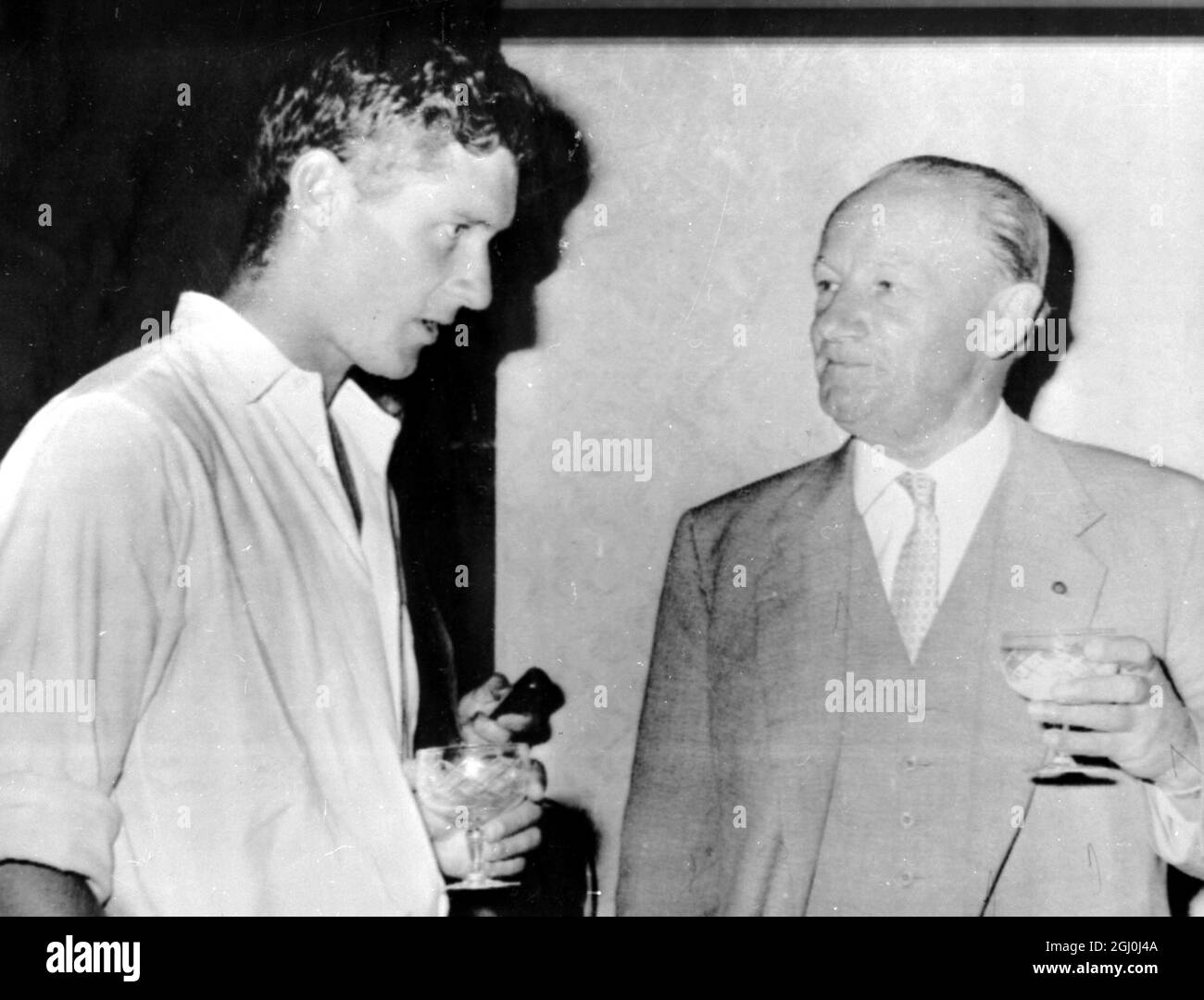 Melbourne Former famous Australian batsman Sir Don Bradman (right ...