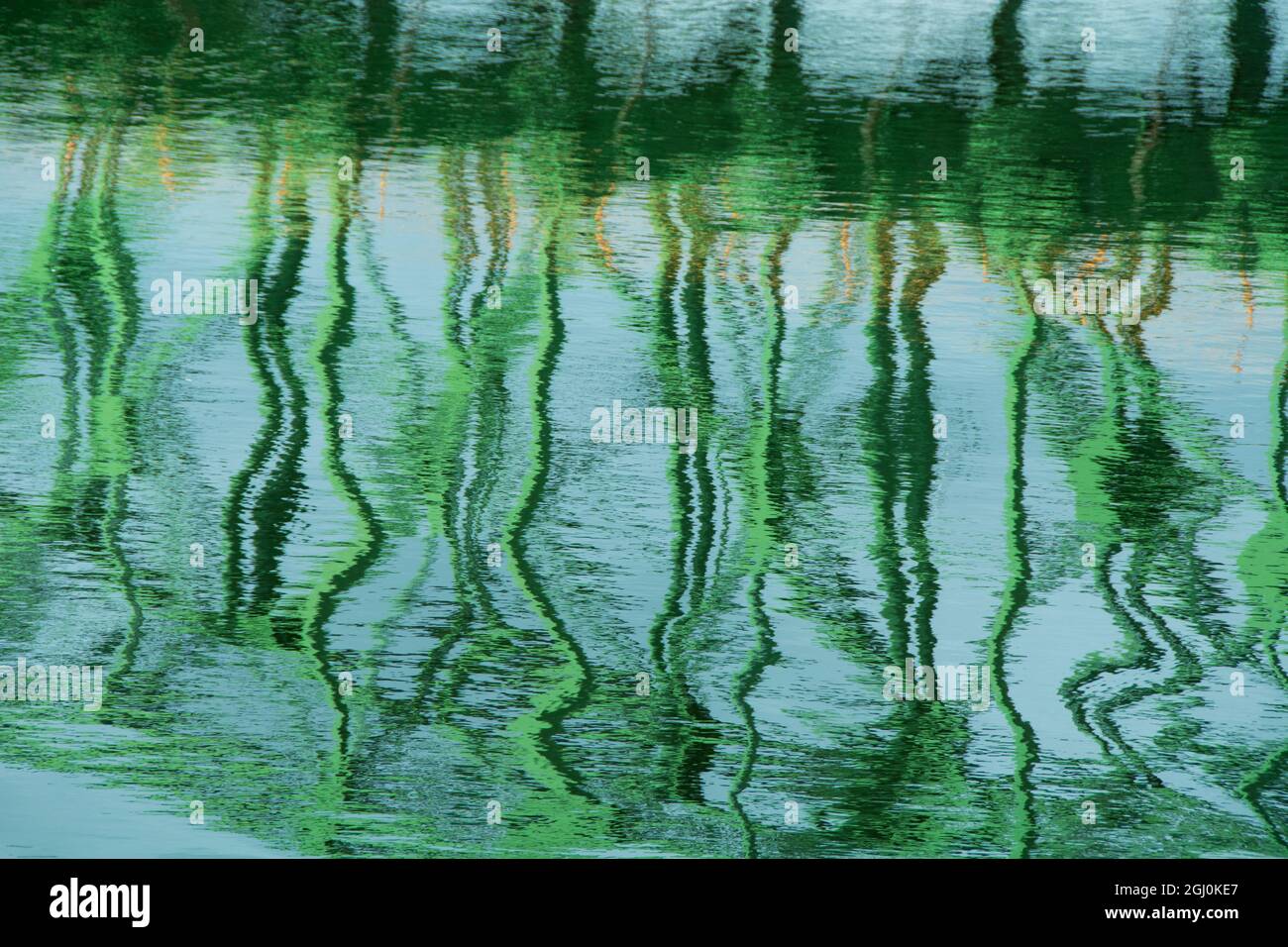Bridge reflection in water hi-res stock photography and images - Alamy