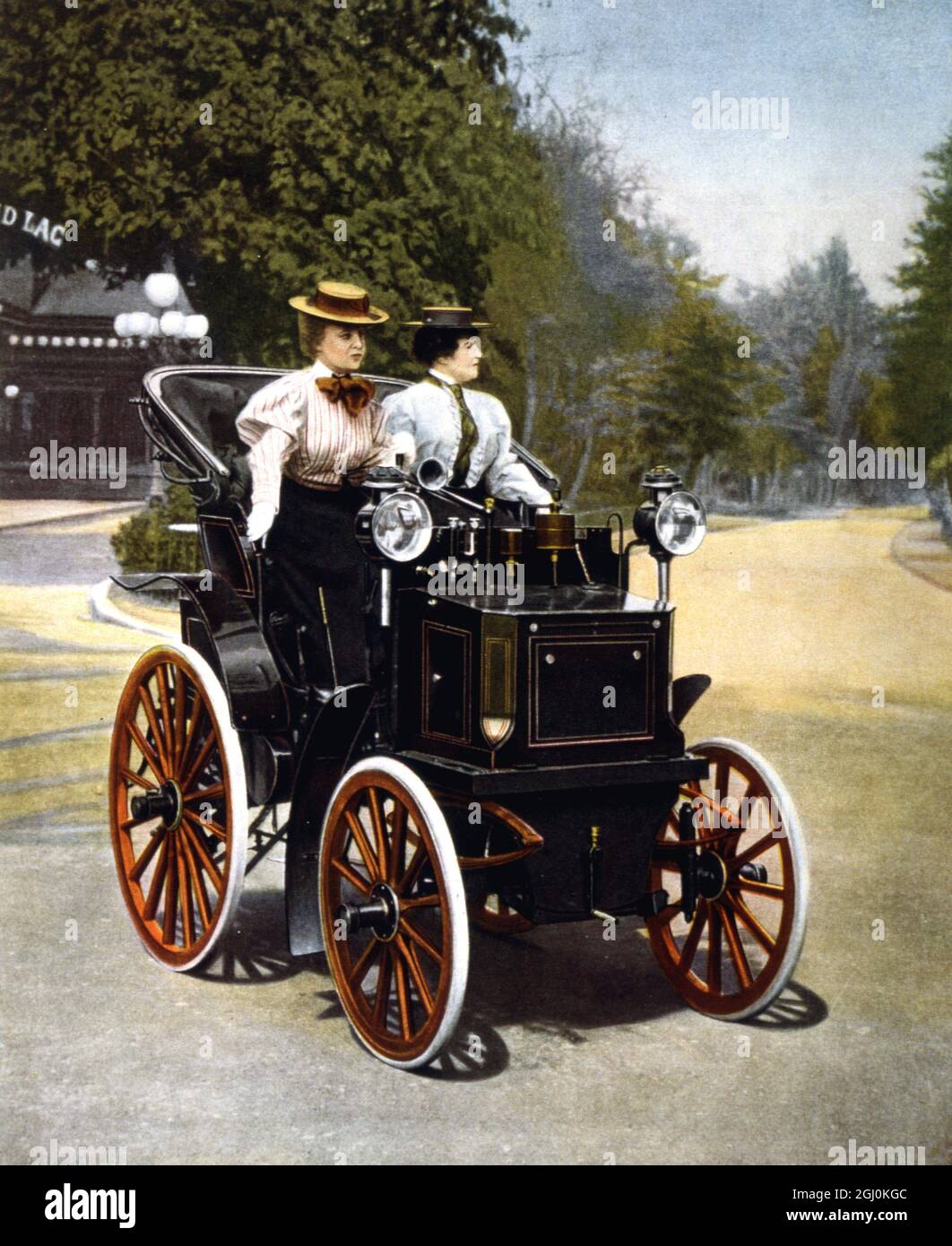 Histoire De La Locomotion Terrestre Motoring A luxury Car Stock Photo ...