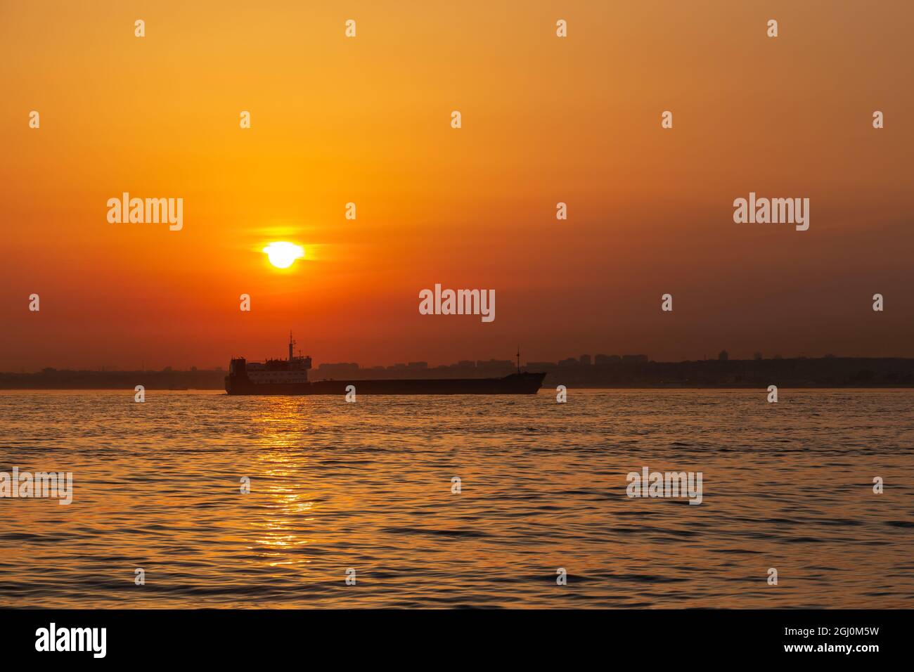 Shipping vessels sunset hi-res stock photography and images - Alamy