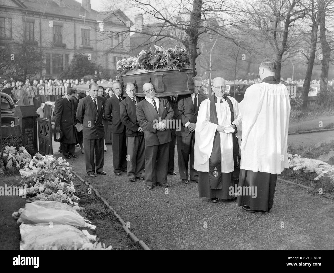 The coffin holding the body of Frank Swift is carried by ex Manchester ...