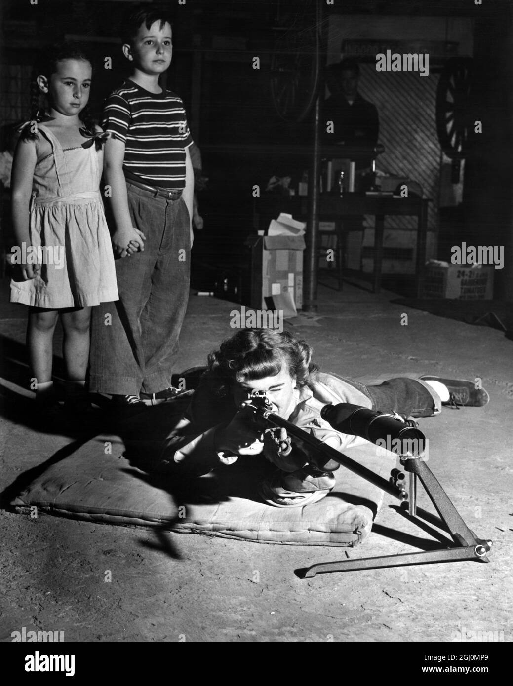 Shooting form hi-res stock photography and images - Alamy