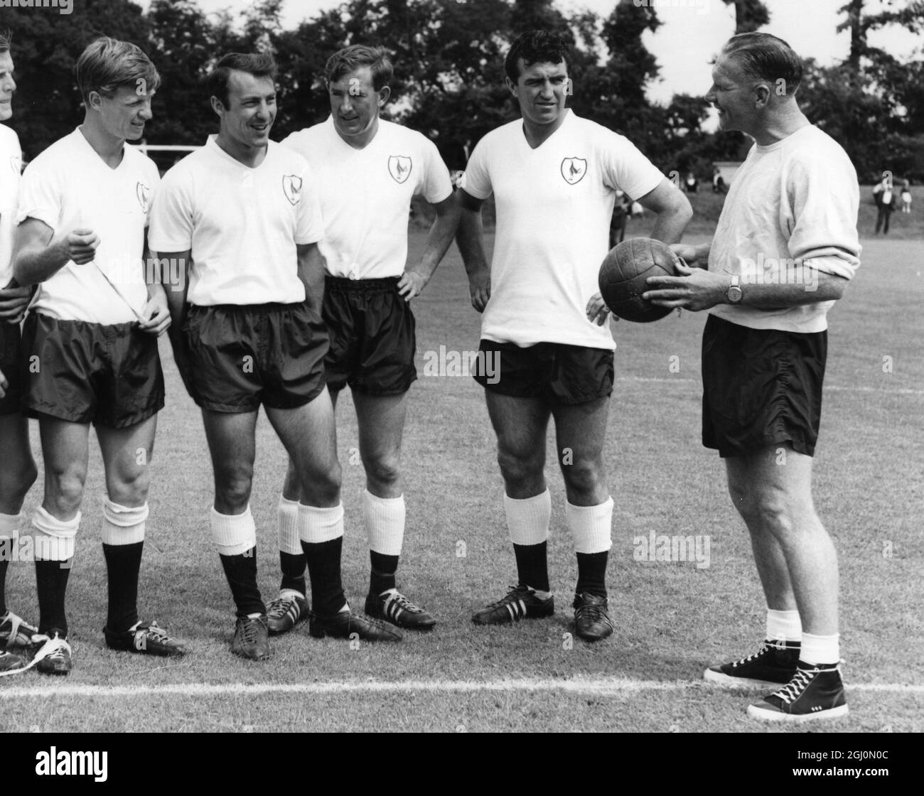 1960s football training footballers hi-res stock photography and images ...