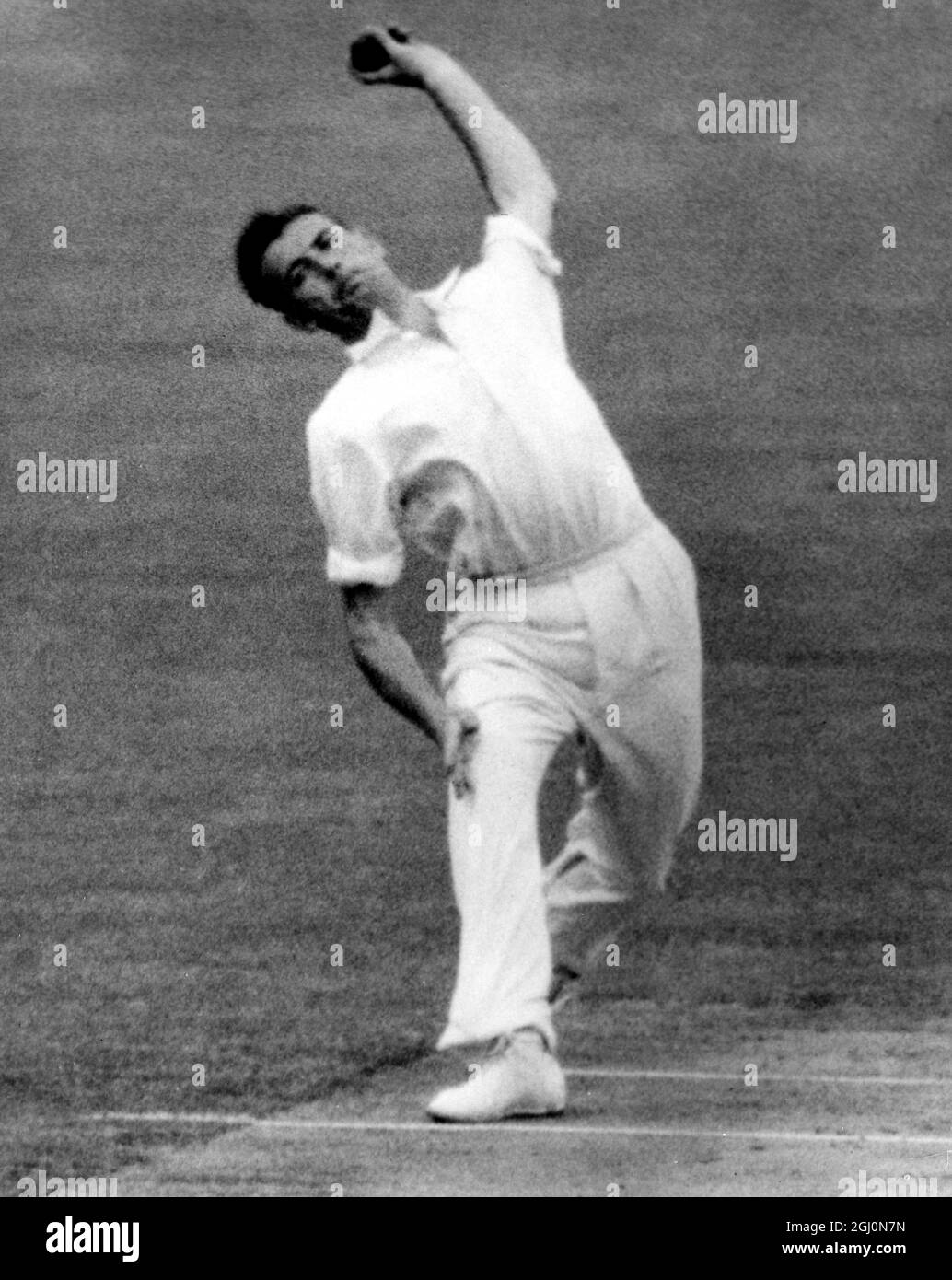 Australian test cricket bowling hi-res stock photography and images - Alamy