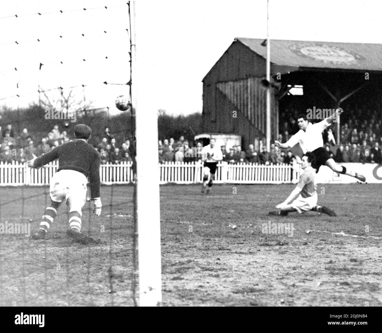 Football gravesend and northfleet hi-res stock photography and images ...