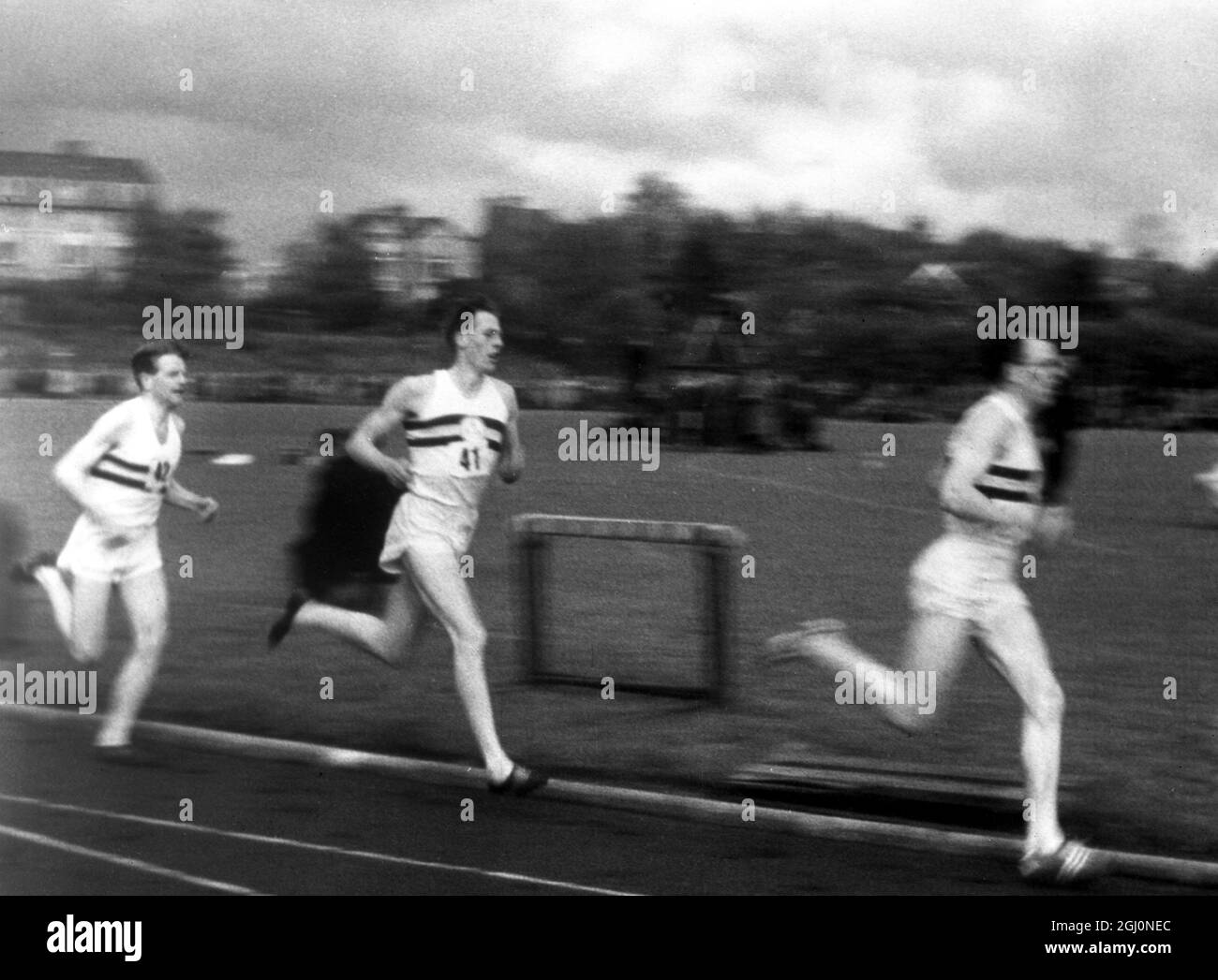 6 May 1954 Roger Bannister (centre) becomes the first man to break the ...