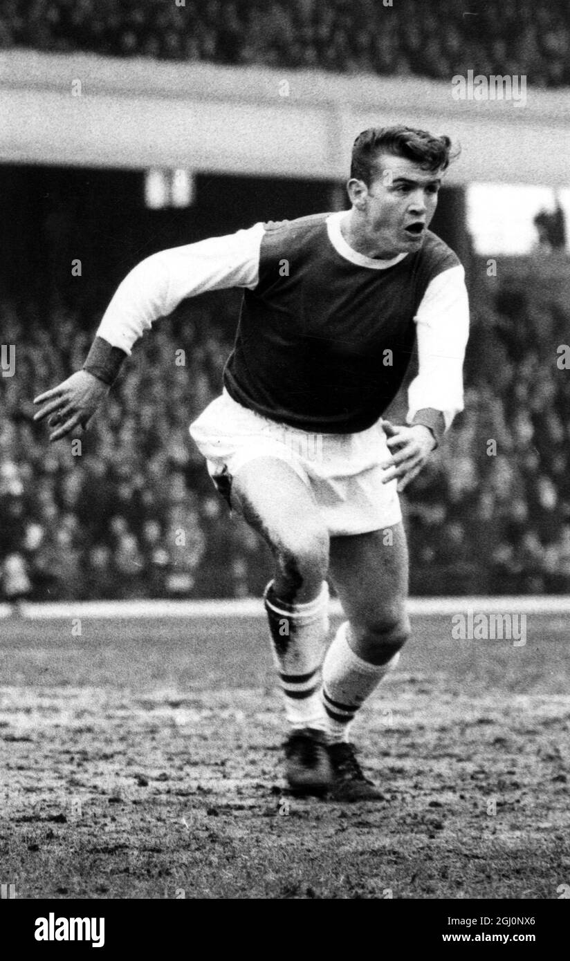 Footballer joe white hi-res stock photography and images - Alamy