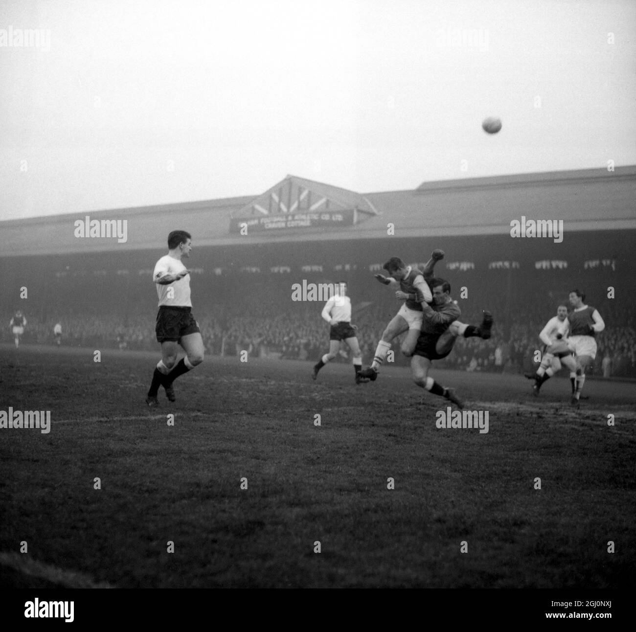 Goalkeeper tony macedo hi-res stock photography and images - Alamy