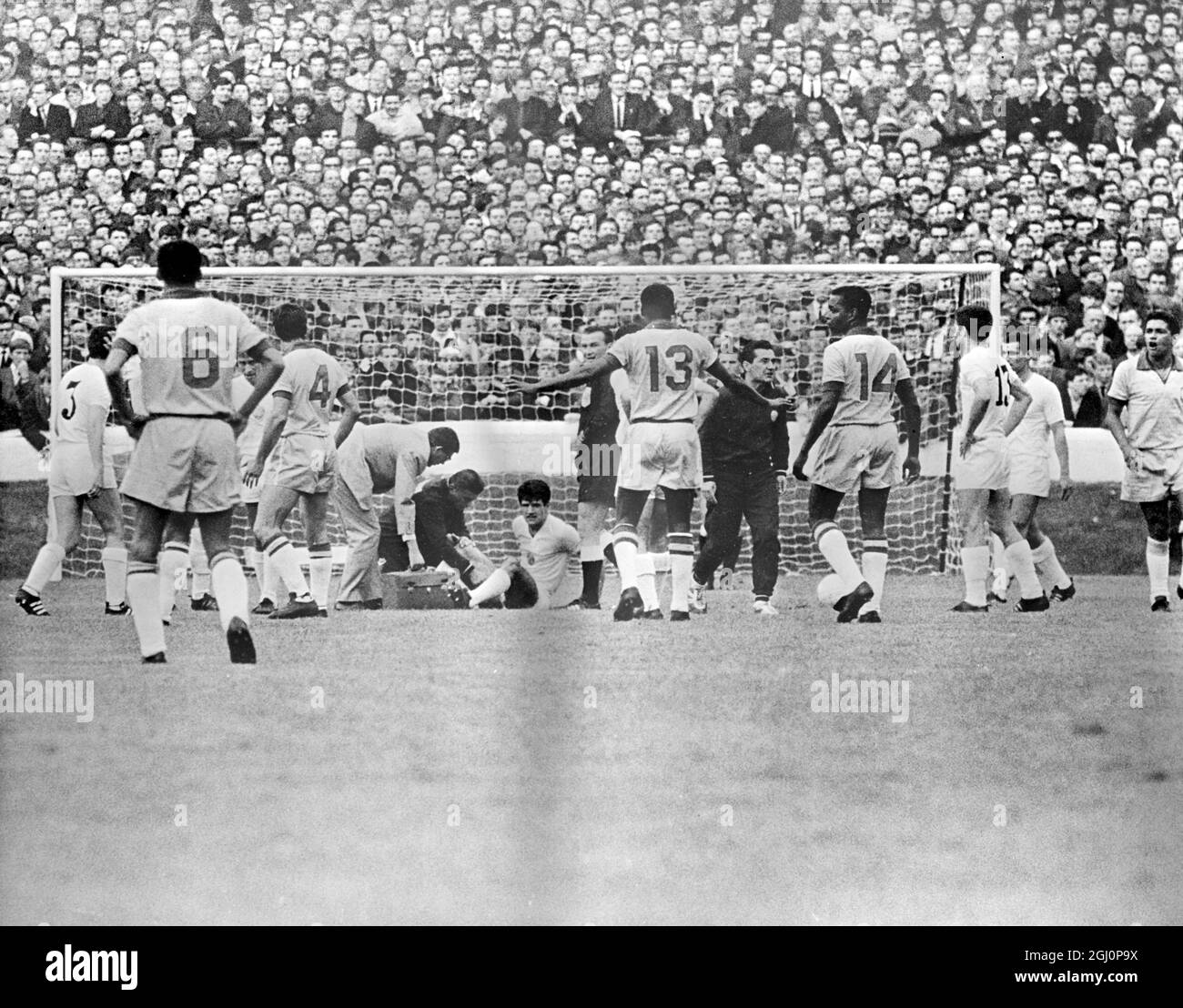 1966 world cup crowd hi-res stock photography and images - Alamy