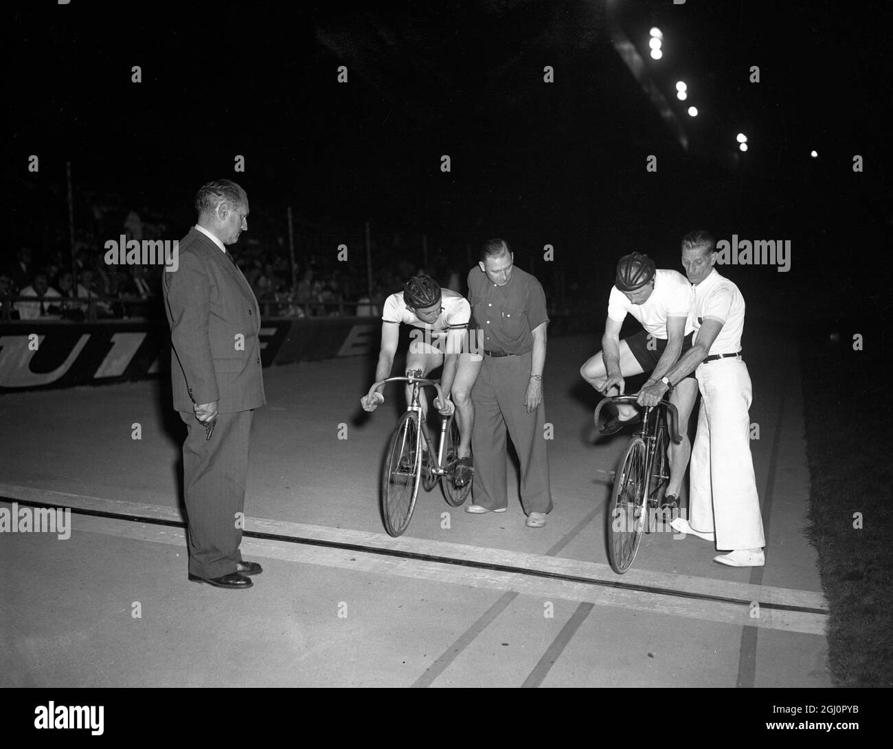 Reg Harris (right) at the start of the race . World Championships 1951 ...