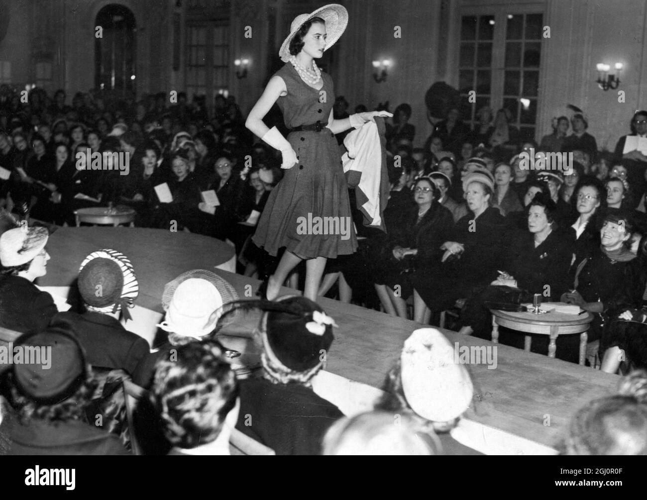Dior 1950s hi-res stock photography and images - Alamy