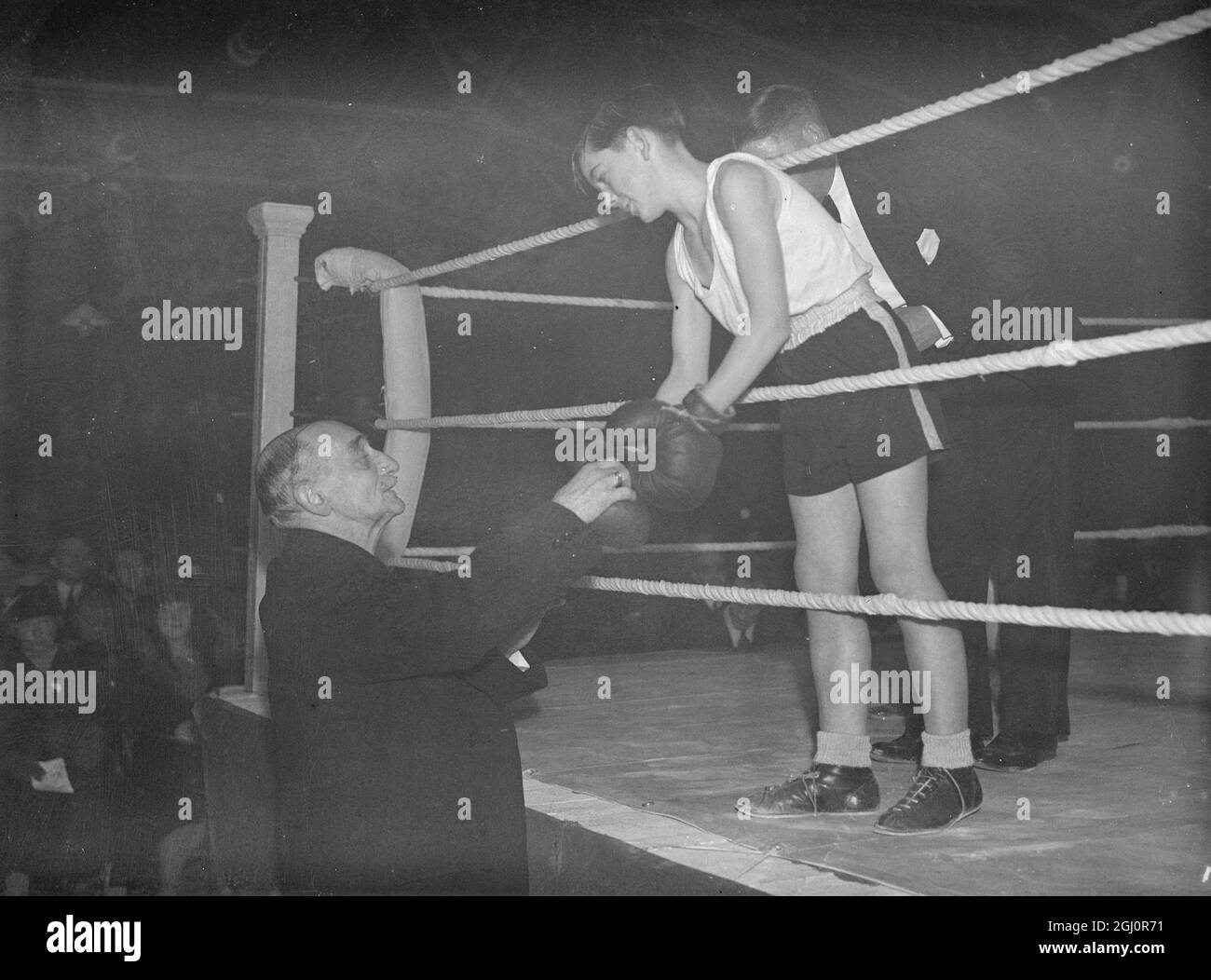 England boxing referee hi-res stock photography and images - Alamy