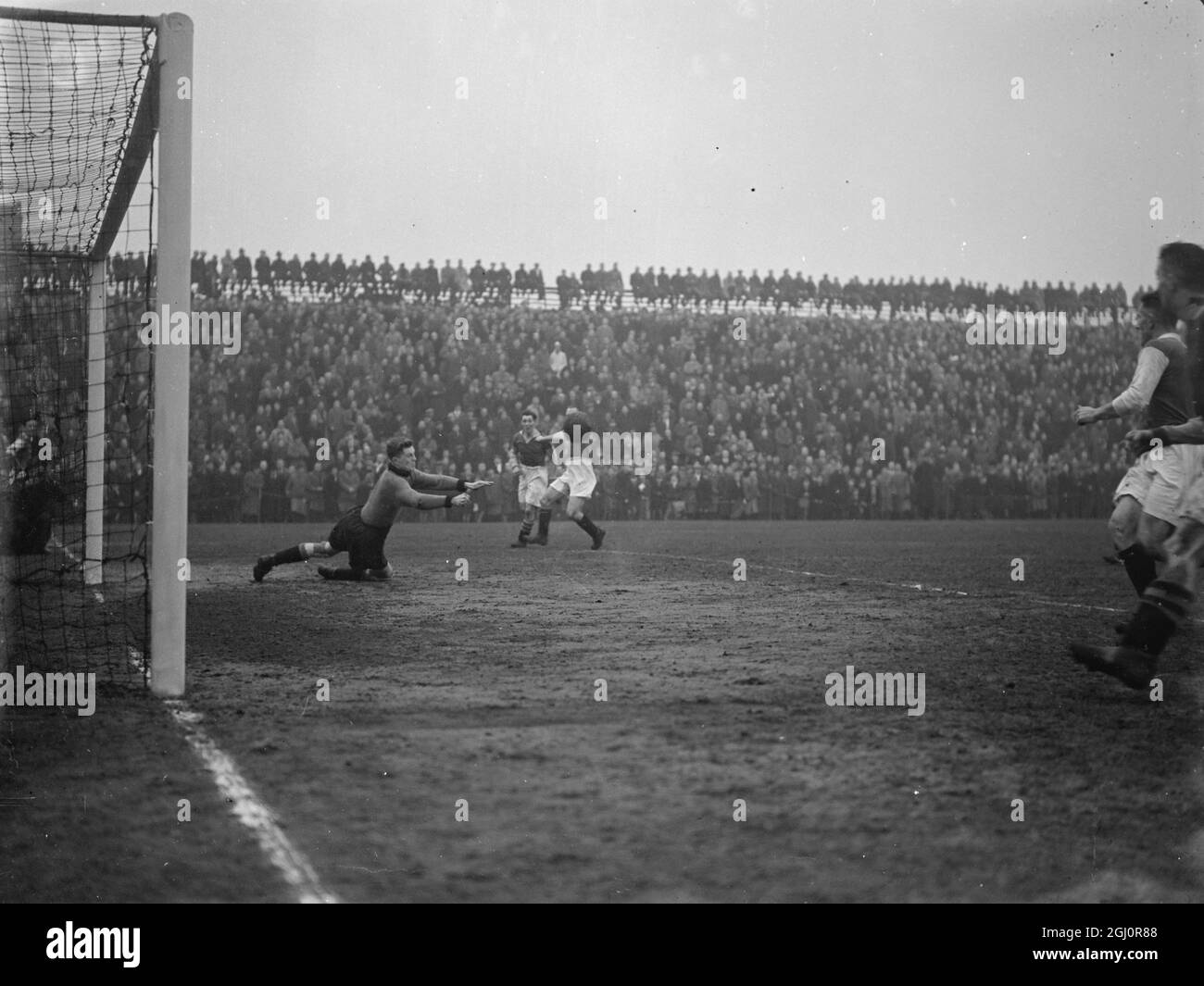 1940s soccer players hi-res stock photography and images - Alamy