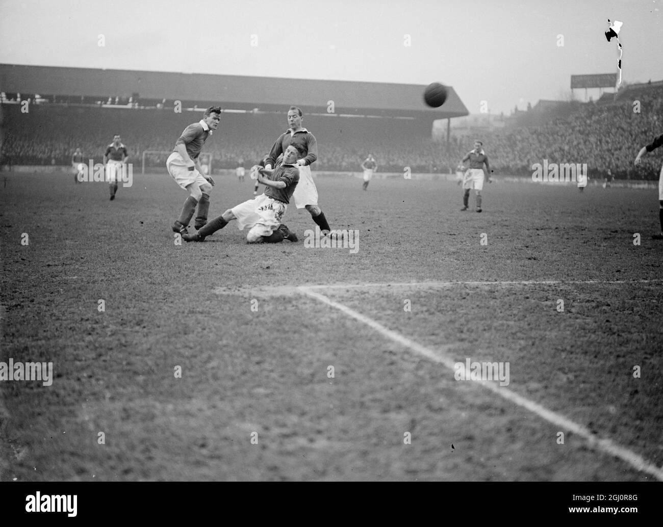 Black football player 1940s hi-res stock photography and images - Alamy