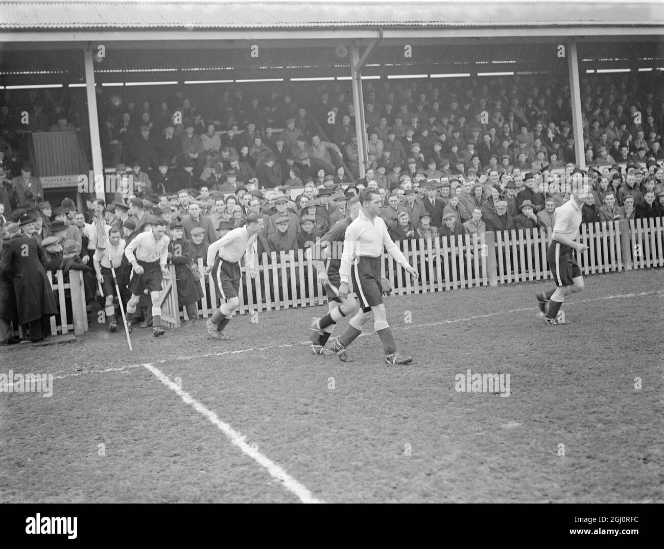 1940s football game hi-res stock photography and images - Alamy