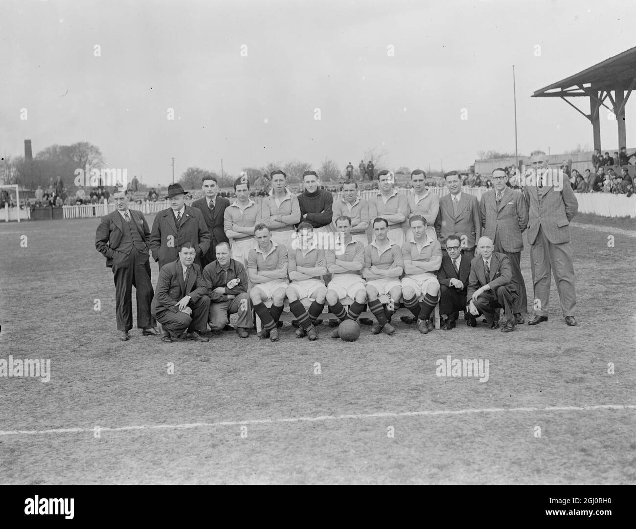 Gravesend Northfleet 1st Football Team . 18 April 1947 Stock Photo - Alamy