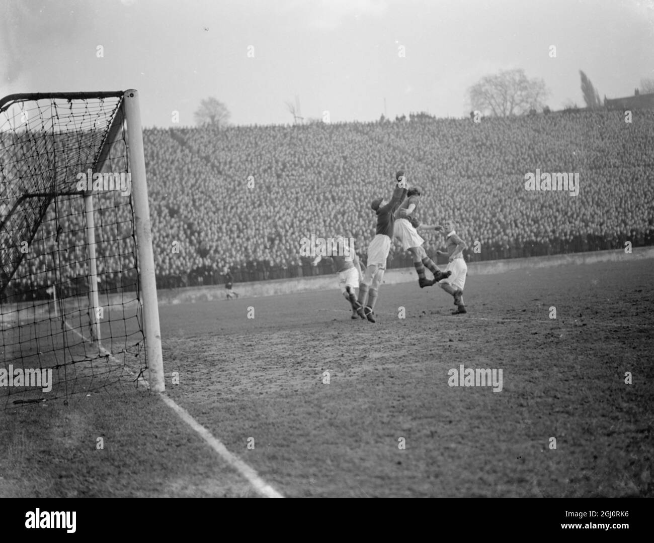 Football crowd 1950s hi-res stock photography and images - Alamy