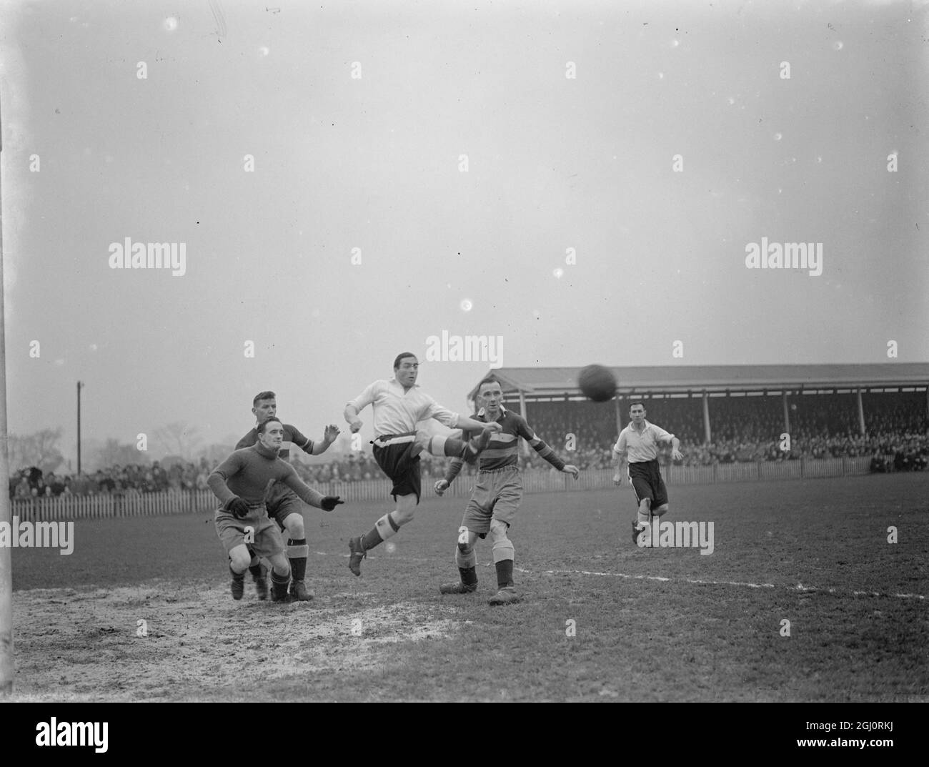 1940s football players hi-res stock photography and images - Alamy