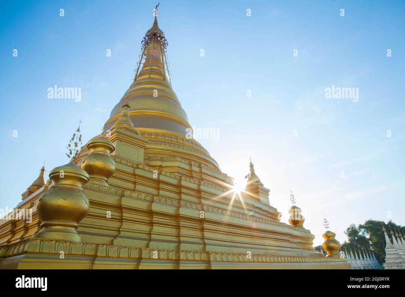 Kuthodaw pagoda gold stupa hi-res stock photography and images - Alamy