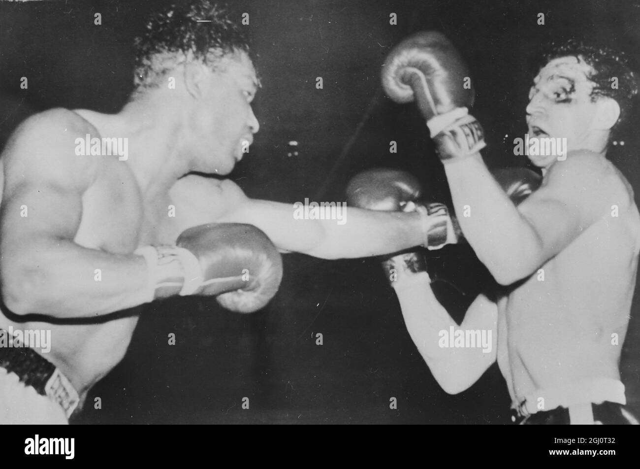 PAUL PENDER V SUGAR RAY ROBINSON BOXING MATCH 23 JANUARY 1960 Stock ...