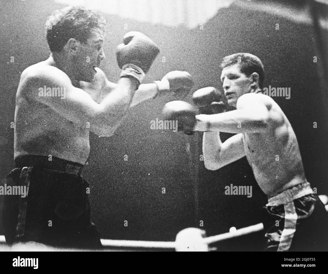 CHIC CALDERWOOD V ARTHUR HOWARD BOXING MATCH 28 JANUARY 1960 Stock ...