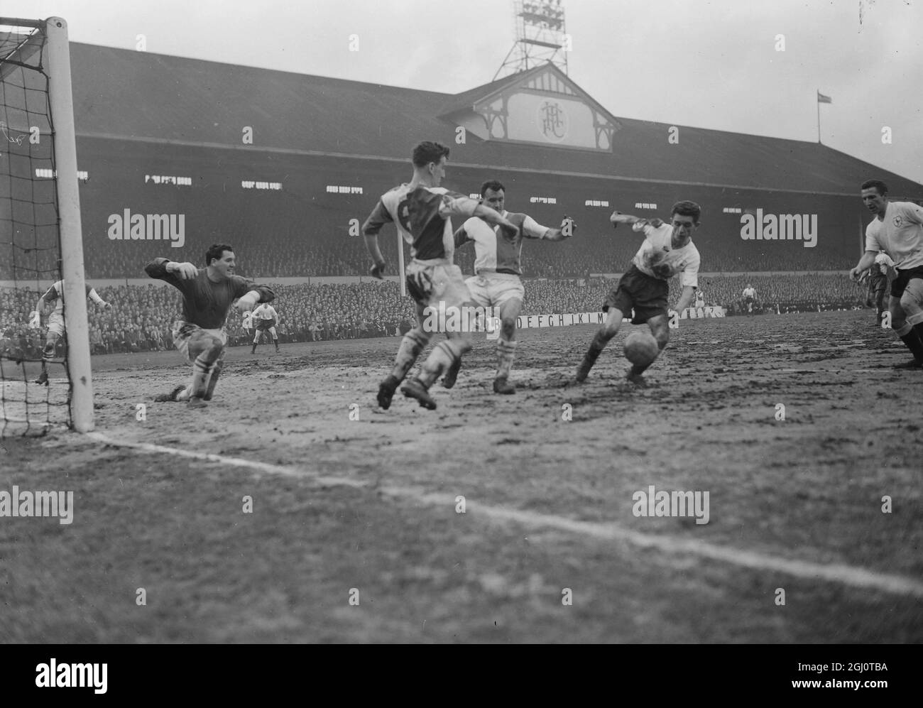 Tottenham hotspur 1960 hi-res stock photography and images - Alamy