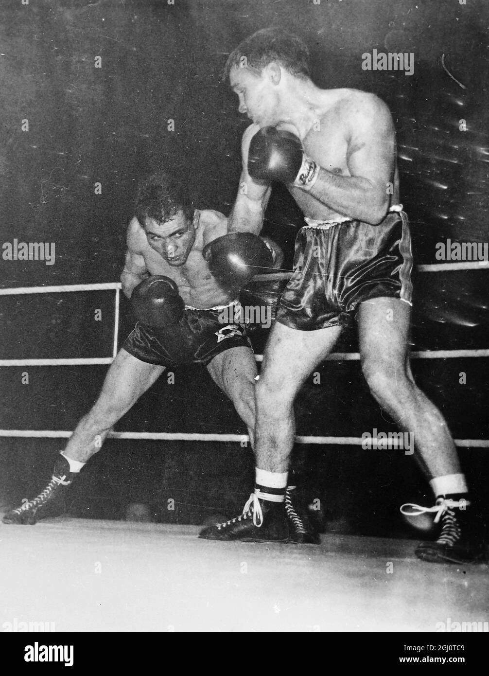 DAVE CHARNLEY V SAUVEUR BENAMOU BOXING MATCH 24 FEBRUARY 1960 Stock ...