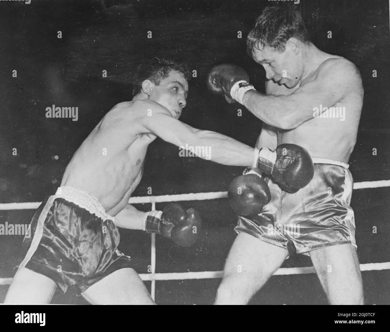 DAVE CHARNLEY V SAUVEUR BENAMOU BOXING MATCH 24 FEBRUARY 1960 Stock ...