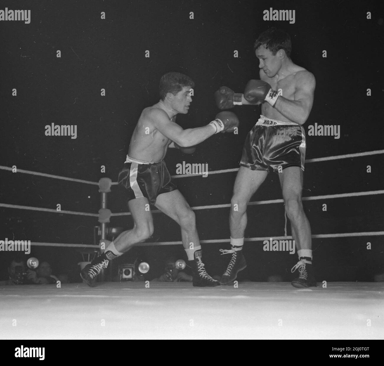 MARIO VECCHIATTO V DAVE CHARNLEY BOXING MATCH 29 MARCH 1960 Stock Photo ...