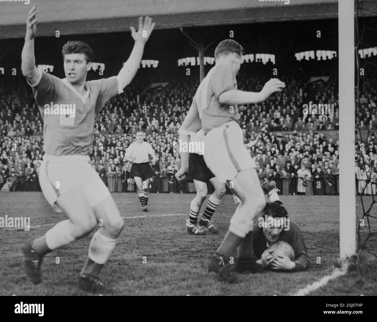 CHEESEBROUGH A FULHAM MATCH - FOOTBALL 9 APRIL 1960 Stock Photo - Alamy