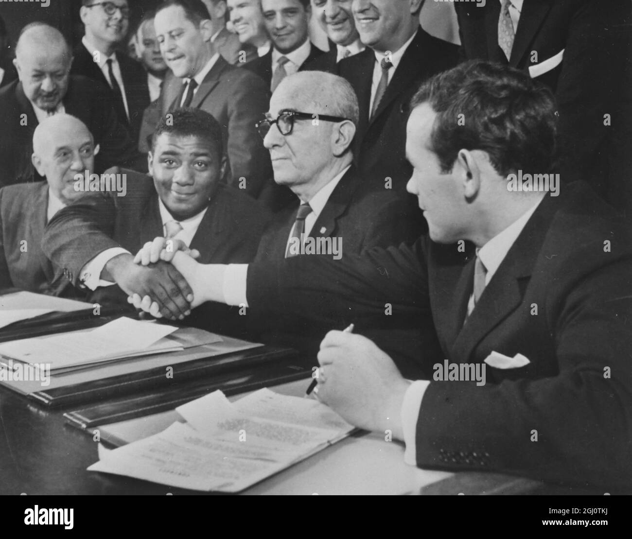 BOXING PATTERSON F JOHANSSON I SIGNING SHAKE HANDS 21 APRIL 1960 Stock ...