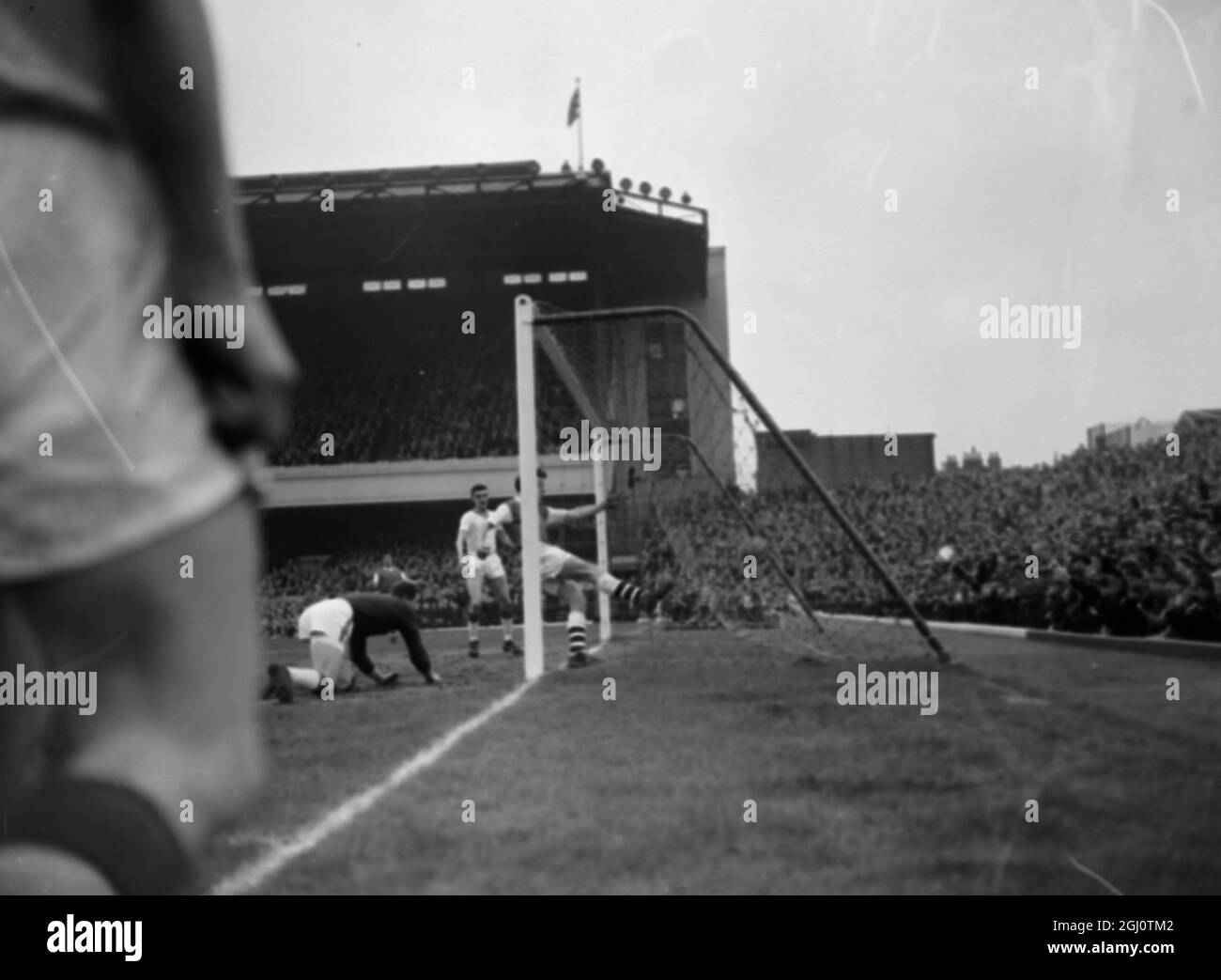 Soccer arsenal manchester united Black and White Stock Photos & Images ...