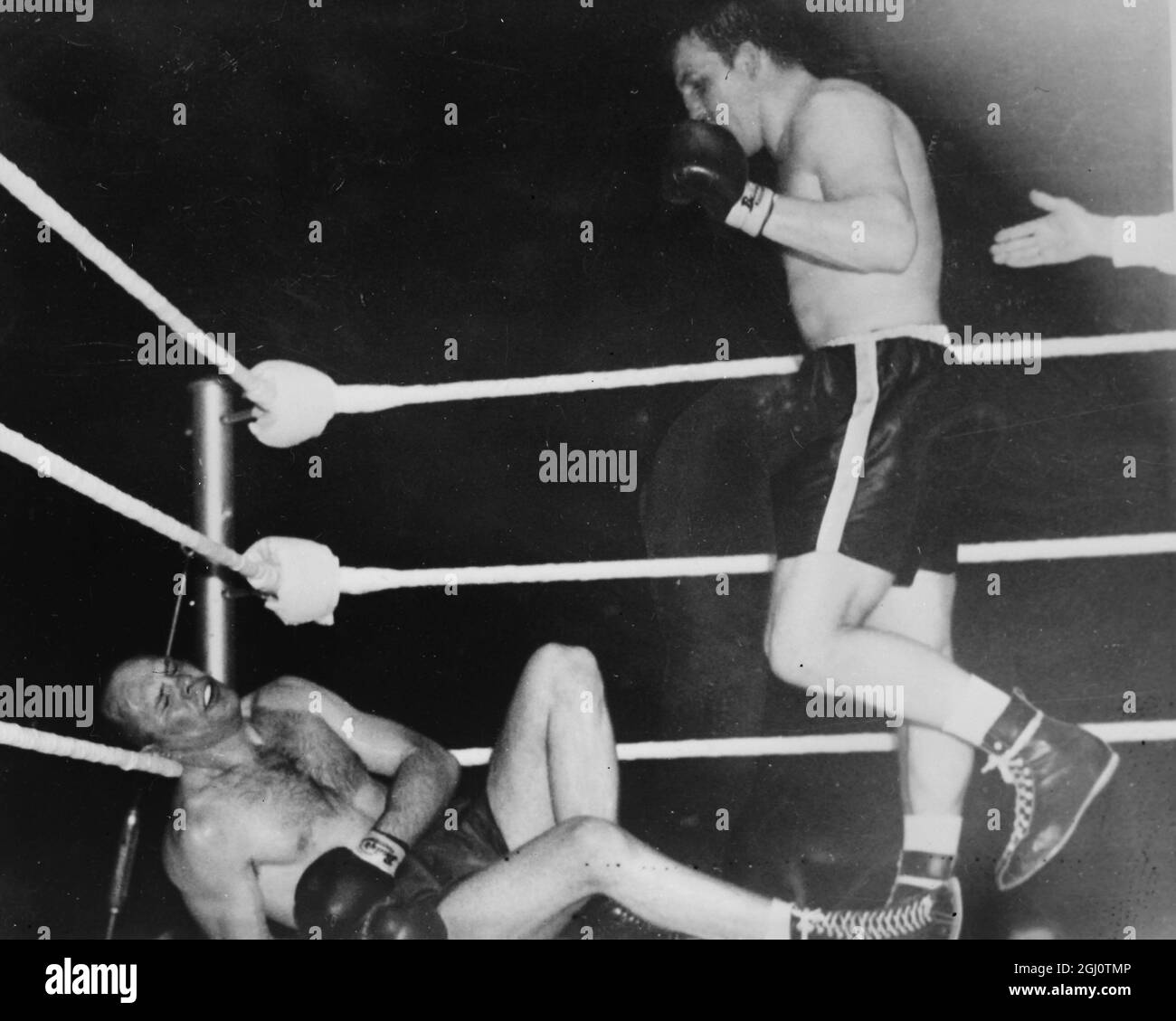 BOXING LONDON BRIAN V RADEMACHER PETE 27 APRIL 1960 Stock Photo - Alamy