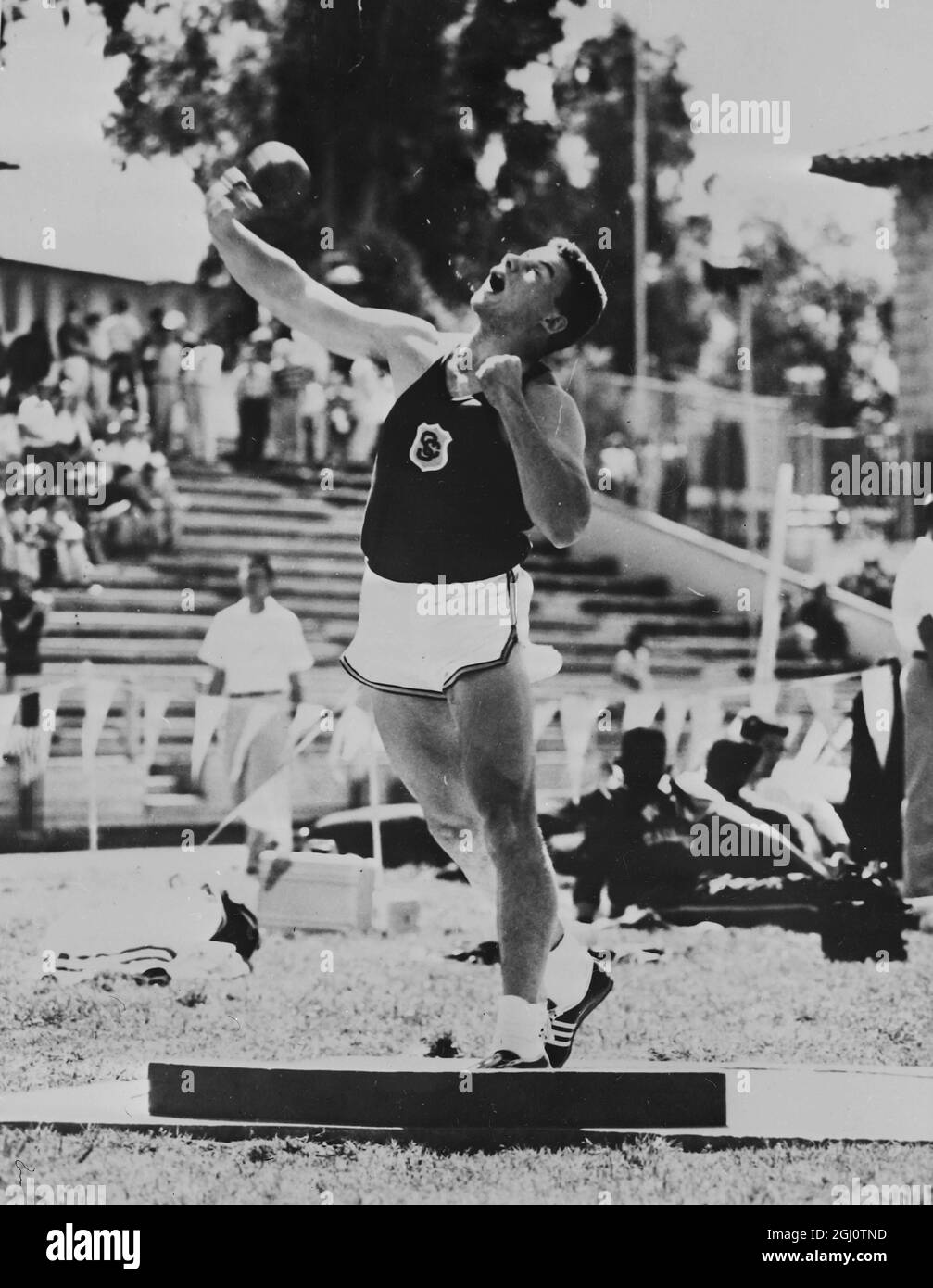 ATHLETICS DAVIS DAVE SHOT PUTTER IN ACTION 29 APRIL 1960 Stock Photo ...