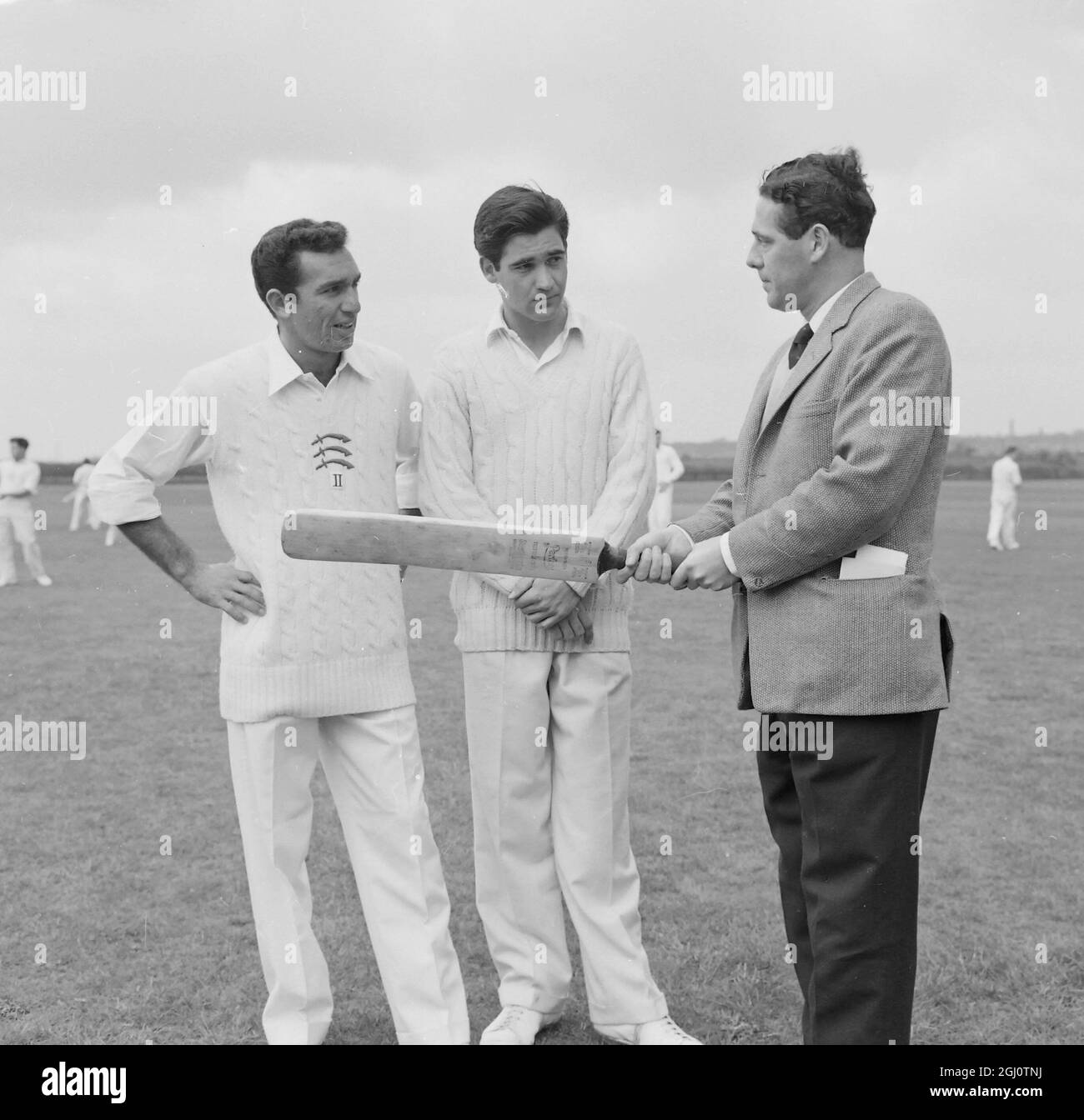 ESSEX CRICKETERS TREVOR BAILEY TALKING TO JOE MILNER AND RON CARR 29 ...