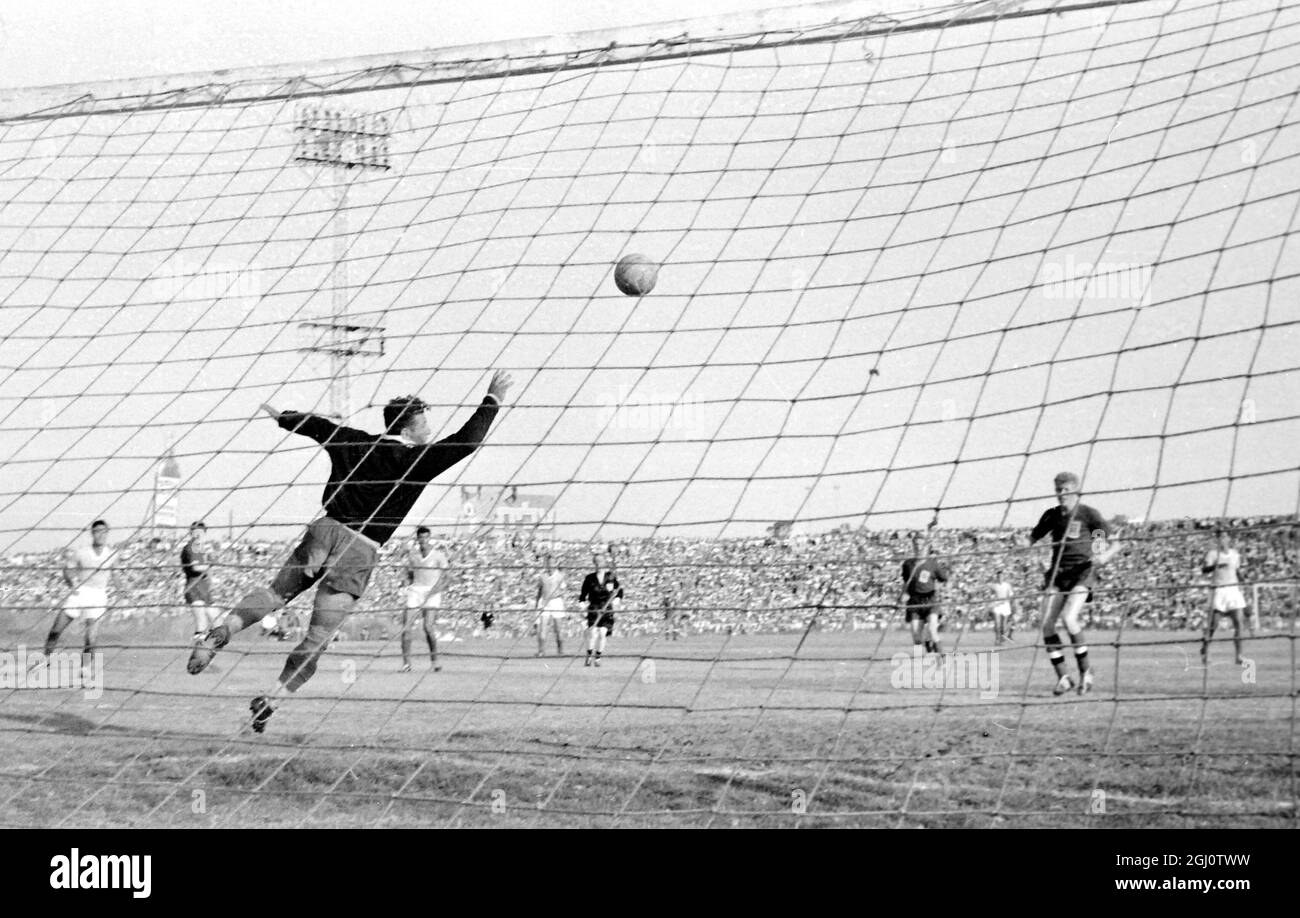HODOROV ISRAEL FOOTBALL CLUB WITH POINTER RAY - 26 MAY 1960 Stock Photo ...