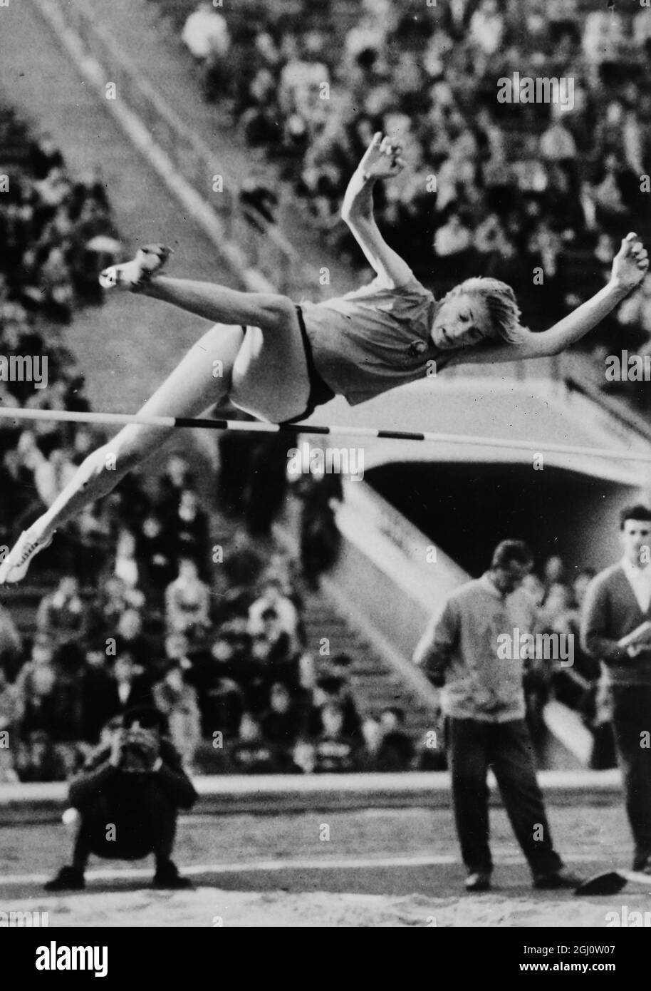 BALAS IOLANDA HIGH JUMP / 15 JUNE 1960 Stock Photo - Alamy