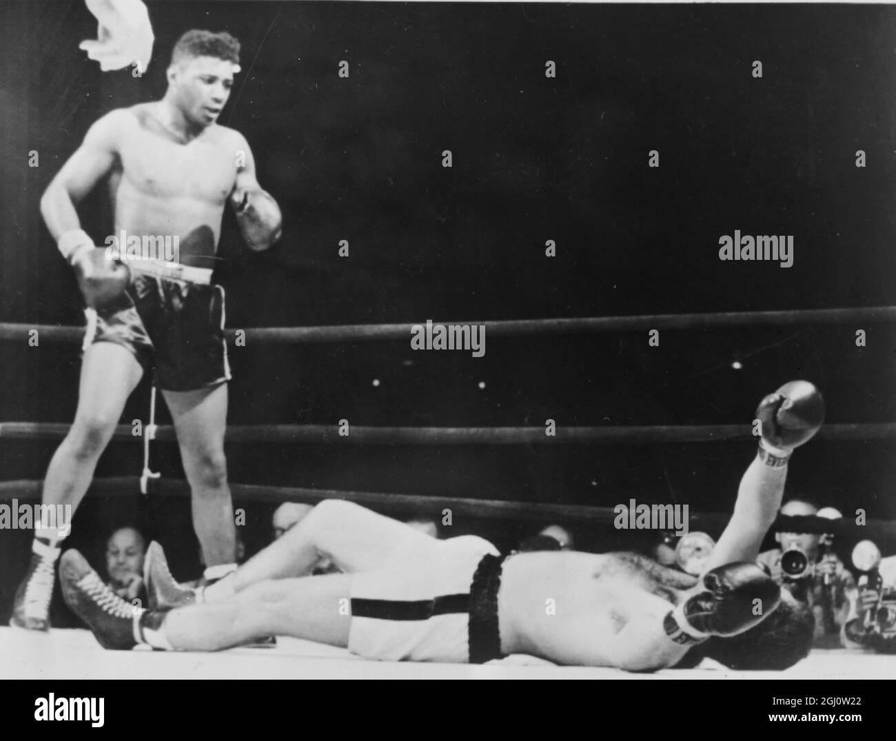 JOHANSSON I PATTERSON ACTION - BOXING- 22 JUNE 1960 Stock Photo - Alamy