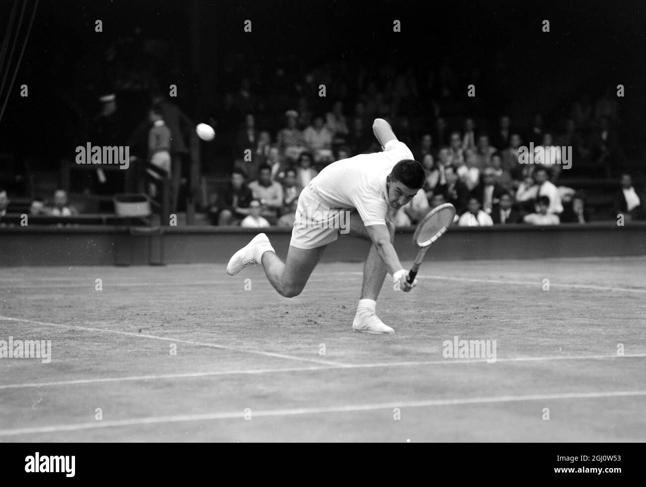 MACKAY B ACTION - TENNIS AT WIMBLEDON, CHAMPIONSHIPS 25 JUNE 1960 Stock ...